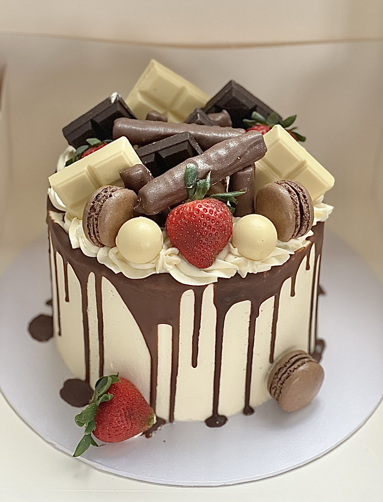 Crowd Pleaser | Outrageous Cakes